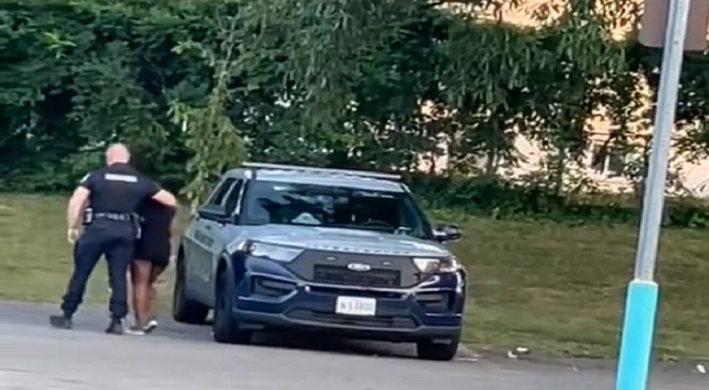 Police Officer Caught Getting Intimate With Woman On The Job