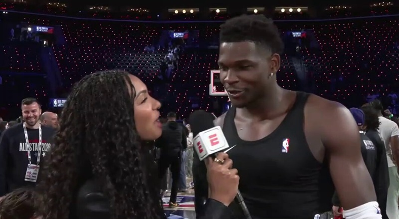 Anthony Edwards tells Malika Andrews he gave the OGs "belt"
